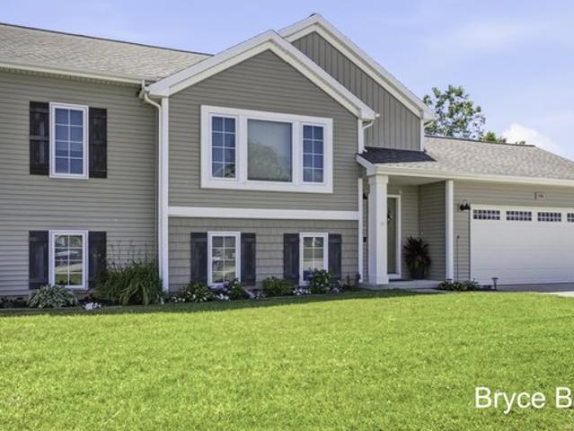 338 Vansen Dr, Kent City, MI 49330