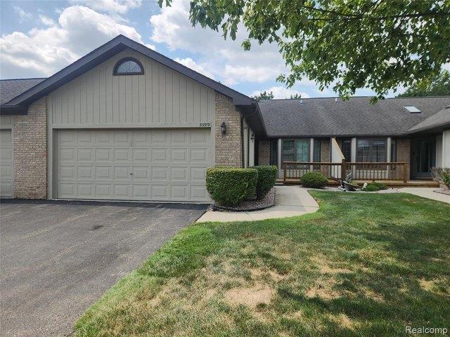 33919 Oakwood Dr, Sterling Heights, MI 48312