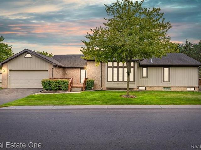 33925 Oakwood Dr, Sterling Heights, MI 48312