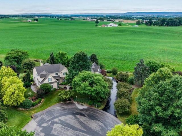 3393 Braemar Dr, Chambersburg, PA 17202