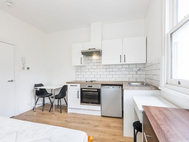 37 41 Warwick Road, London SW5, Studio to rent, £1,560 pcm | PrimeLocation