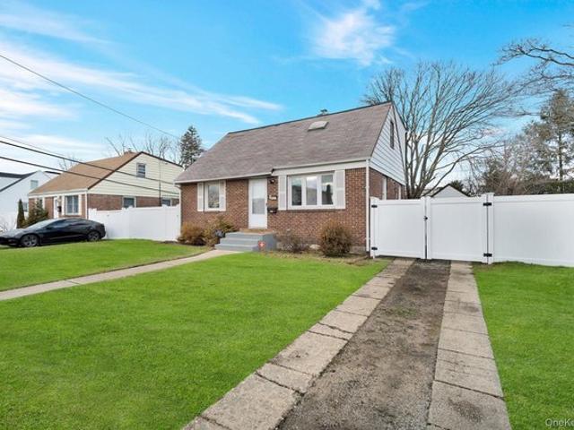 37 9th St, Hicksville, NY 11801