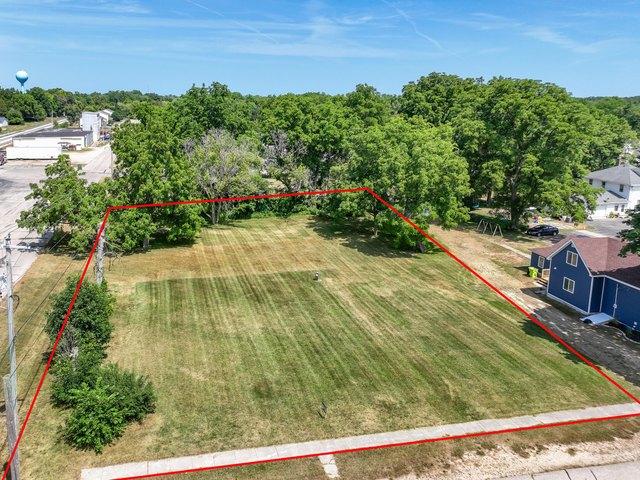 37 1st St, Darien, WI 53114