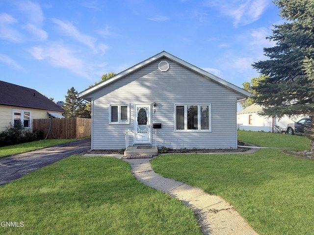 37 3rd Ave NW, Garrison, ND 58540