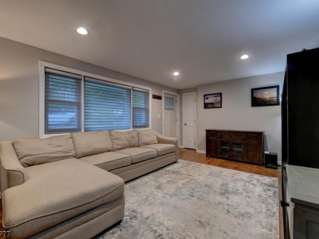 37 White Meadow Rd