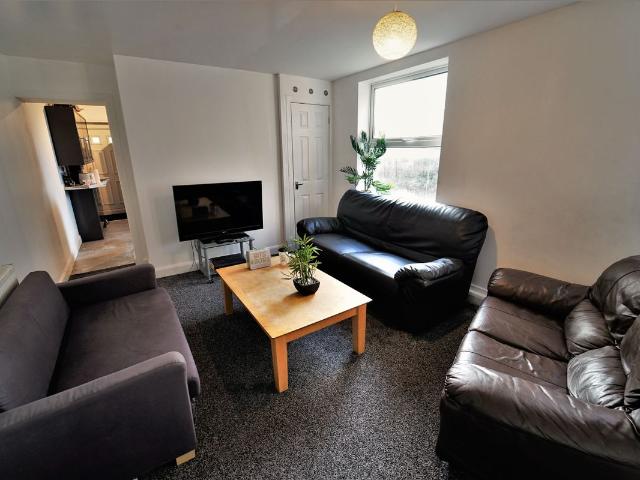 37 Wilford Lane, West Bridgford, Nottingham NG2, 7 bed shared accommodation to rent, £607 pcm | PrimeLocation