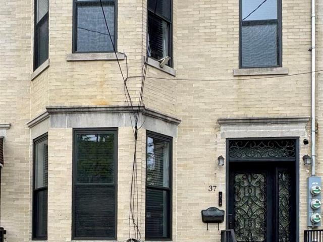37 Apollo Street | Compass