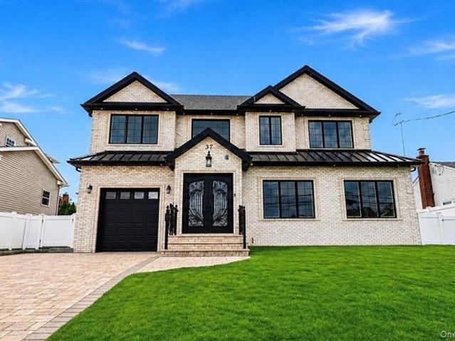 37 Beverly Dr, Albertson, NY 11507