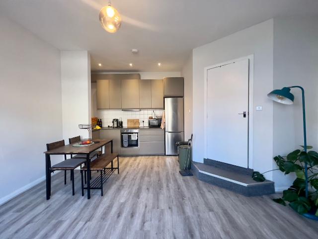 37 Catford Hill, London SE6, 2 bed flat to rent, £1,800 pcm | PrimeLocation