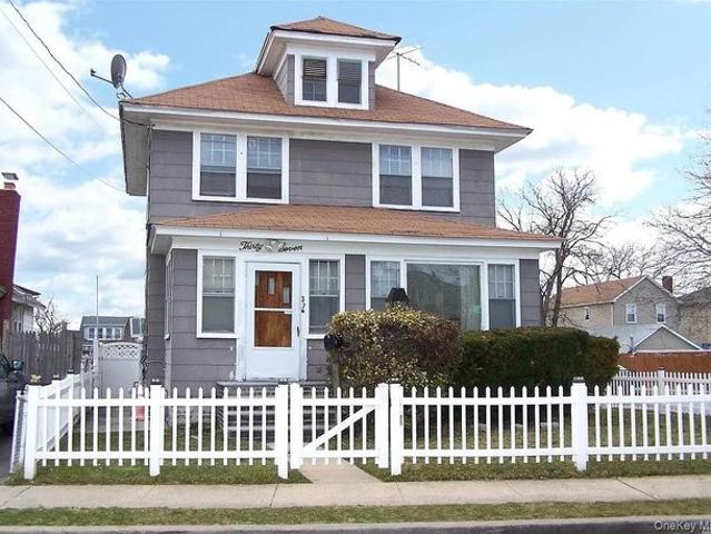 37 Cedar Rd, Inwood, NY 11096