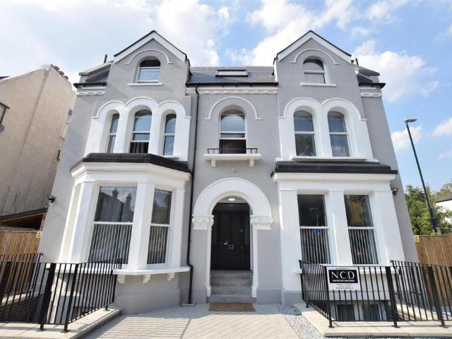 37 Cedar Road, Sutton SM2 Studio to rent £1,050 pcm £242 pw
