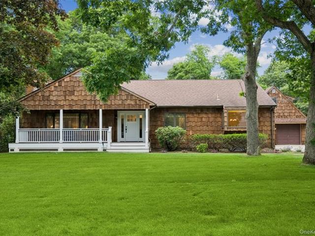 37 Fanning Ave, Hampton Bays, NY 11946