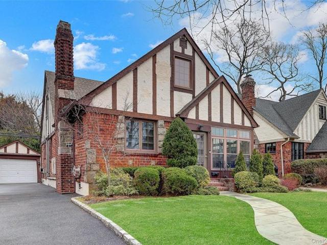 37 Fountain Ave, Rockville Centre, NY 11570