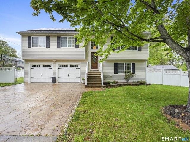 37 Kingswood Dr, New Haven, CT 06513