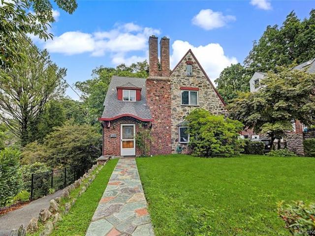 37 Lansdowne Dr, Larchmont, NY 10538