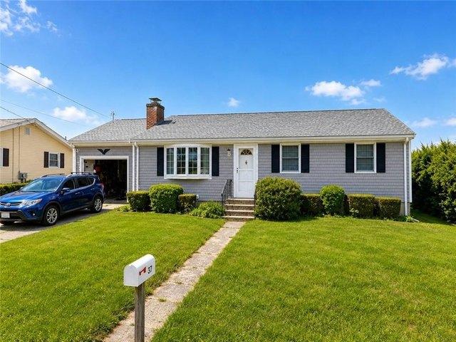 37 Ladeira Ave, Portsmouth, RI 02871
