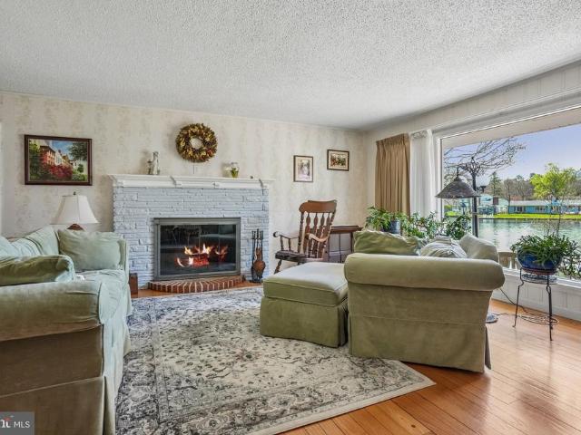 37 N Lakeside Drive W