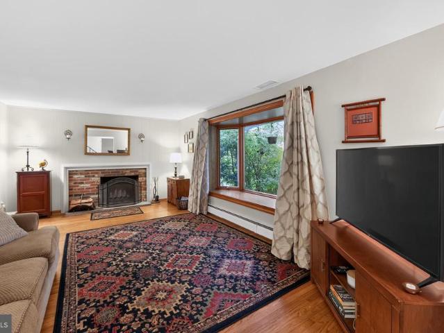 37 N Longpoint Lane