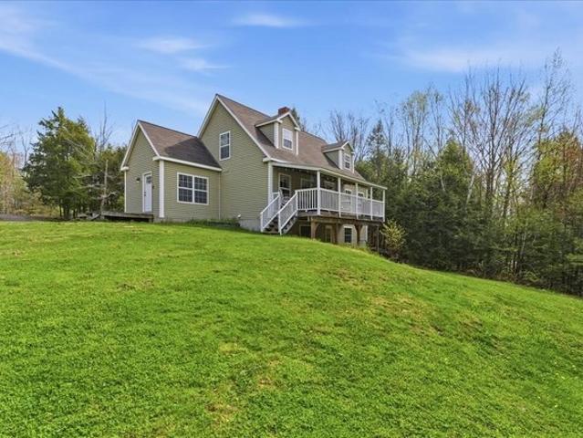 37 Palmer Rd, Pittston, ME 04345