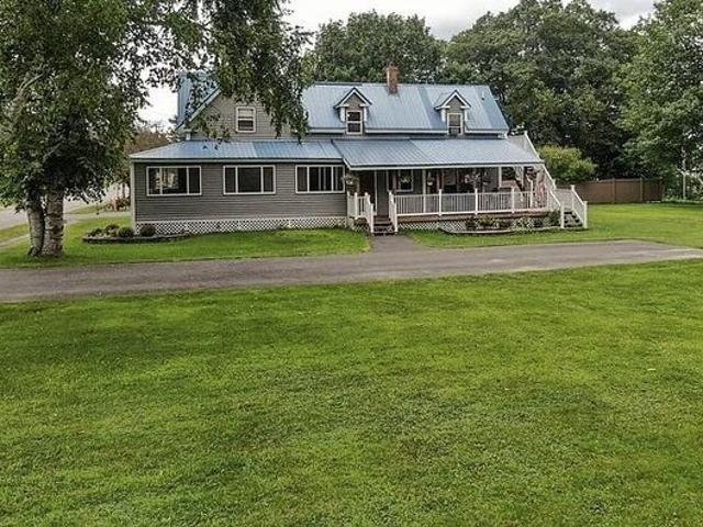 37 Penobscot Ave, Howland, ME 04448