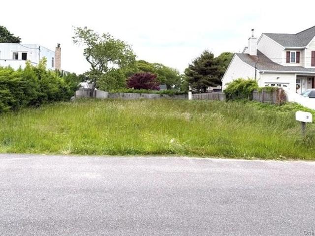 37 Seymour Dr, Shirley, NY 11967
