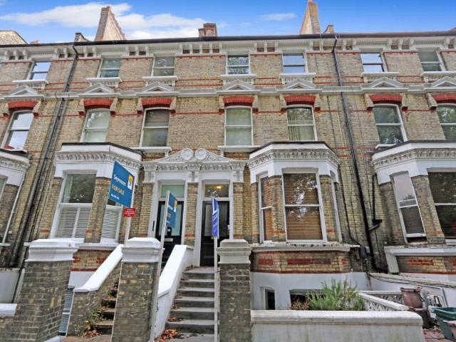 37 St Andrews Square, Surbiton 2 bedrooms Property for lettings Seymours