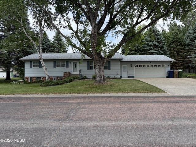 37 Sunrise Dr, Watertown, SD 57201