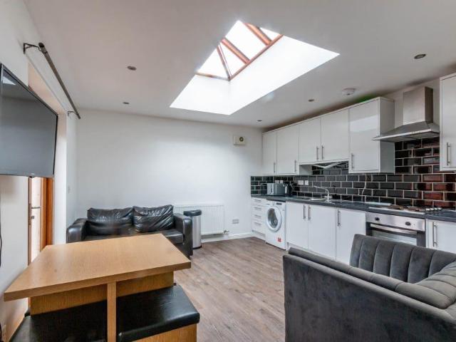 37P Captains Road, Edinburgh, EH17 8DX 3 bed cottage to rent £1,695 pcm £391 pw