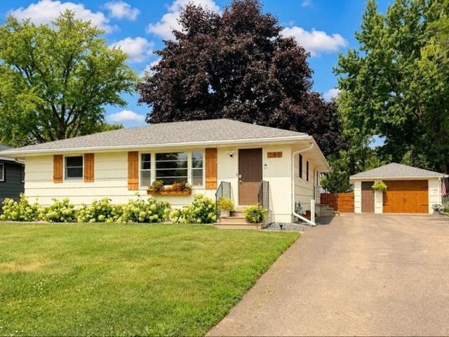 340 Greenway Ave N, Oakdale, MN 55128