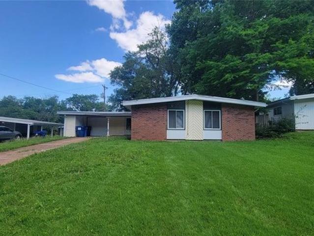 340 Holiday Hill Dr, Florissant, MO 63033