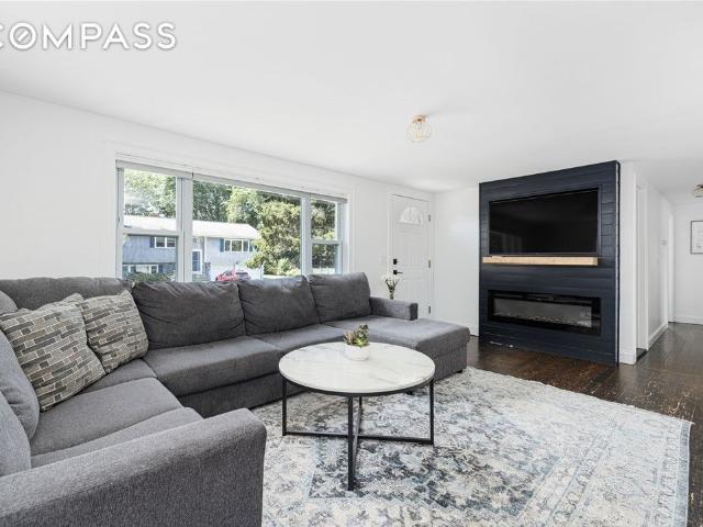 340 Old Mill Ln, Portsmouth, RI