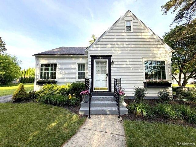 340 N Hagadorn St, South Lyon, MI 48178