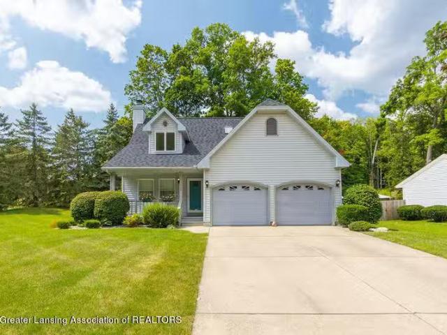 340 WILLIAMSBURG RD, LANSING, MI 48917 Single Family Residence.