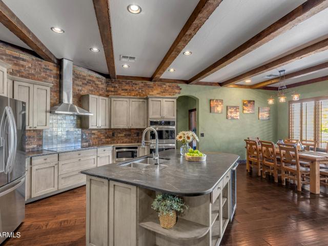 3415 n laconia drive