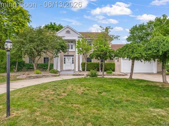 34134 Old Timber Ct, Farmington Hills, MI 48331