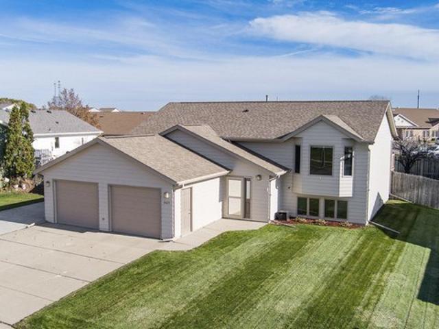 3425 Ridgecrest Dr, Bismarck, ND 58503