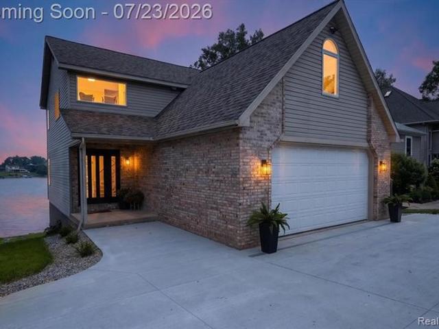 3429 Rolston Rd, Fenton, MI 48430