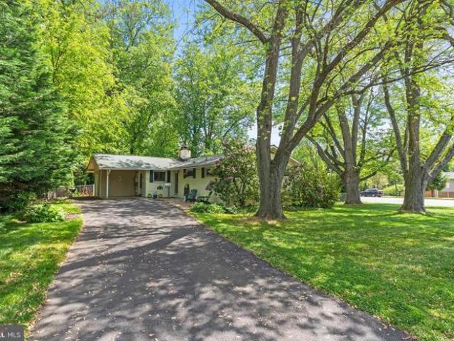 3420 Country Hill Dr, Fairfax, VA 22030