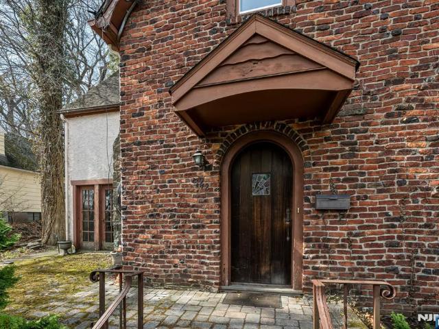342 Hillcrest Road