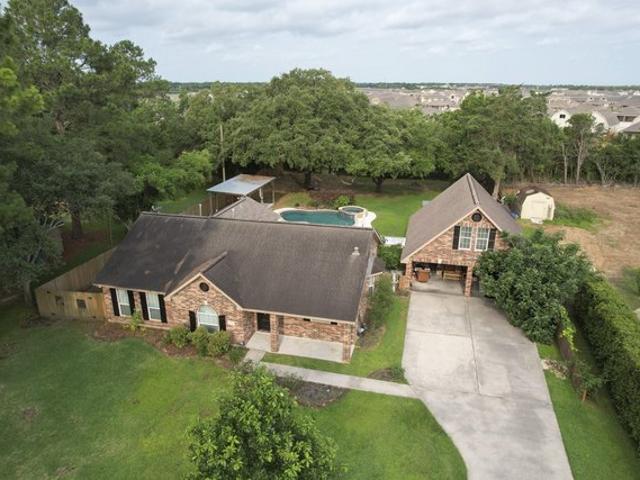 3430 W Meadow Ln, Dickinson, TX 77539