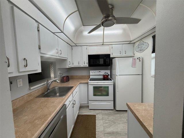 3431 NW 50th Ave Apt 304, Lauderdale Lakes, FL 33319