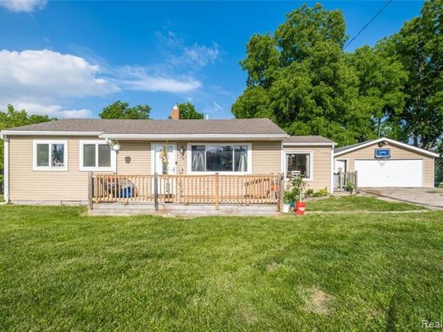3431 Griffith Ct, Burton, MI 48529