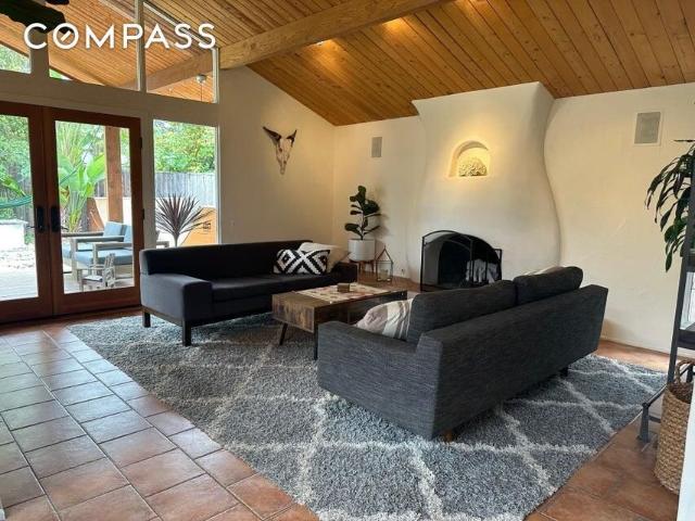 343 Peach Grove Ln, Santa Barbara, CA