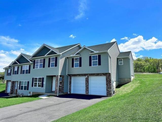 3444 Fury Ct, Washington Township, PA 18080