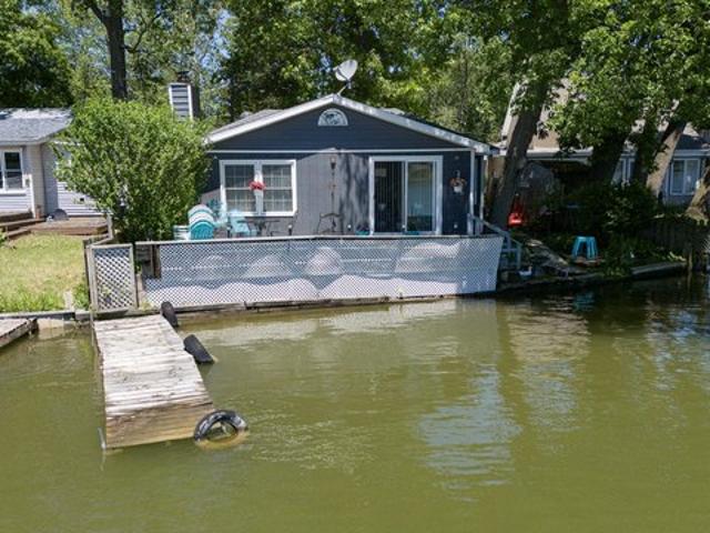 34453 Edgewater Dr, Paw, MI 49079