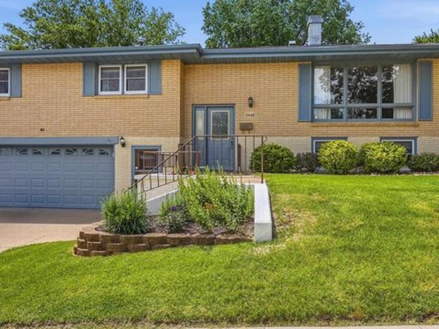 3448 Glencove Ln, Dubuque, IA 52002
