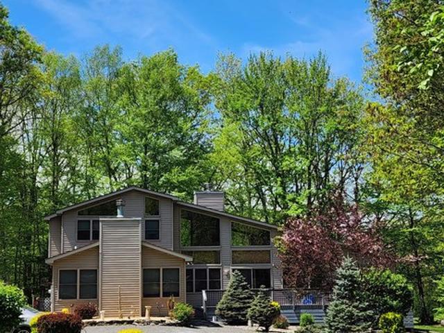344 Canoebrook Dr, Lords Valley, PA 18428