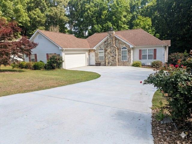 344 Creek View Dr, Hoschton, GA 30548