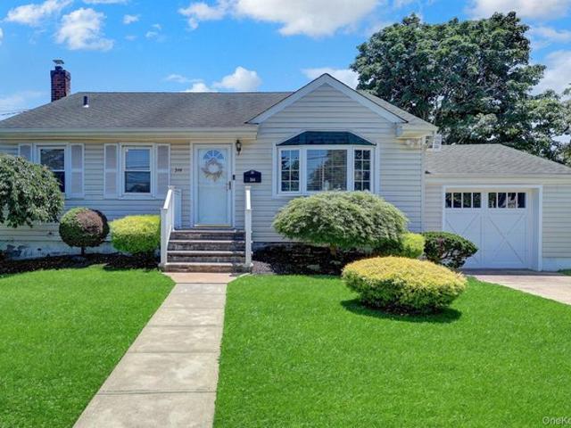 344 Tremont Rd, Lindenhurst, NY 11757