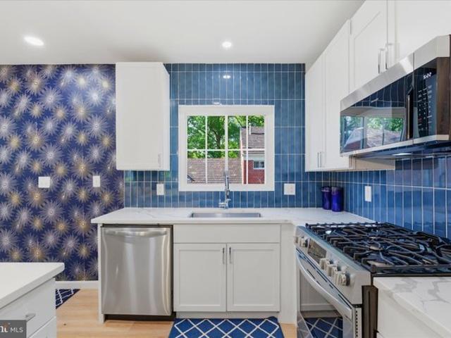 3454 Martha Custis Dr, Alexandria, VA 22302